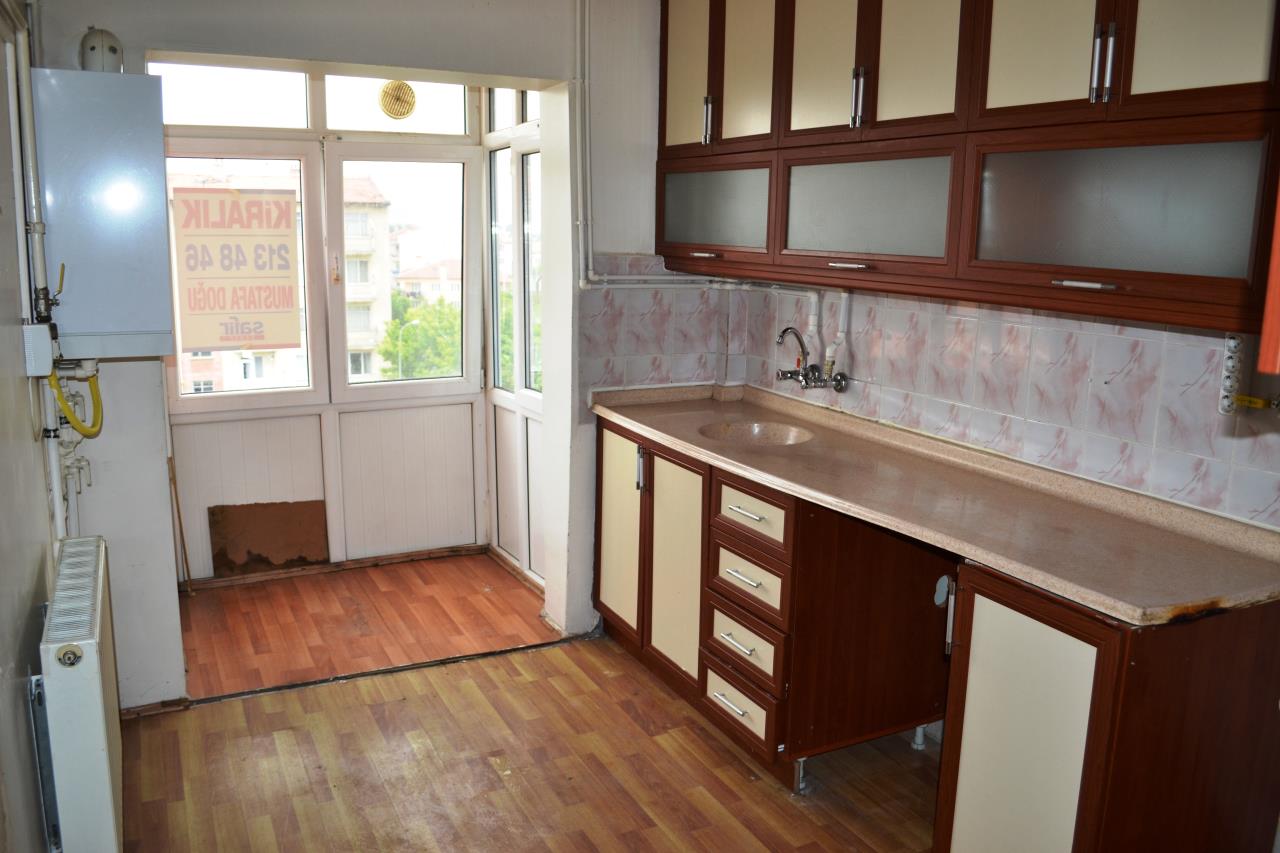 gazi mahallesinde 3+1 kiralık apartman dairesi - Safir Emlak Afyon
